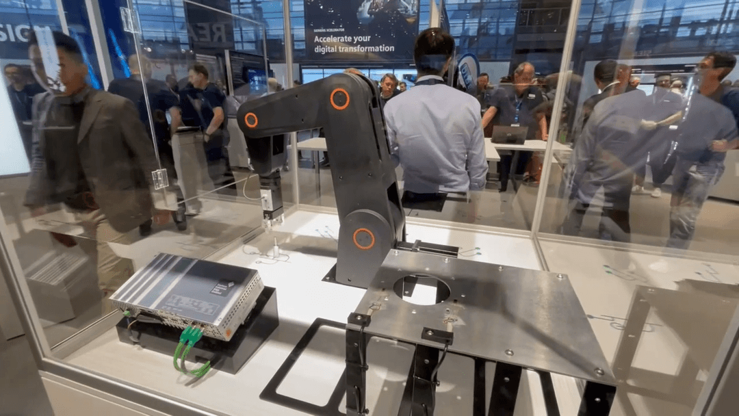 Pick and place application on exhibition stand